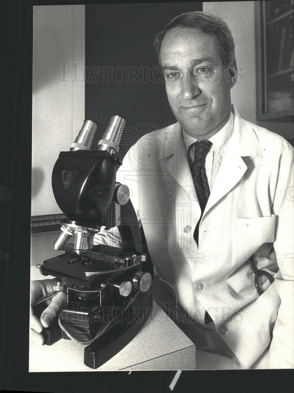 1986 Press Photo Albert Sheffer Helping Allergy Sufferers Fight An Fee ...