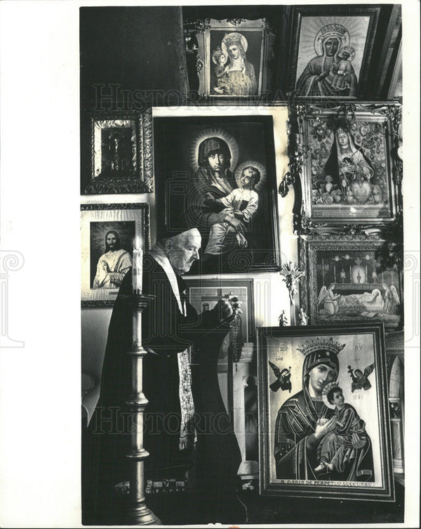 1985 Press Photo Father Joseph G. Sokolowski at Prayer - Historic Images