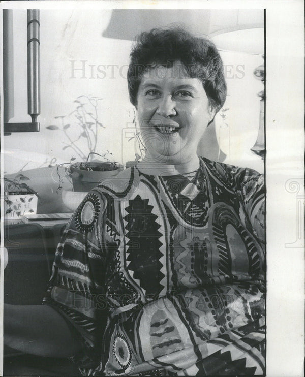 1975 Press Photo Phyllis Edwards Pleasant Face Women Dress Bright Colo ...