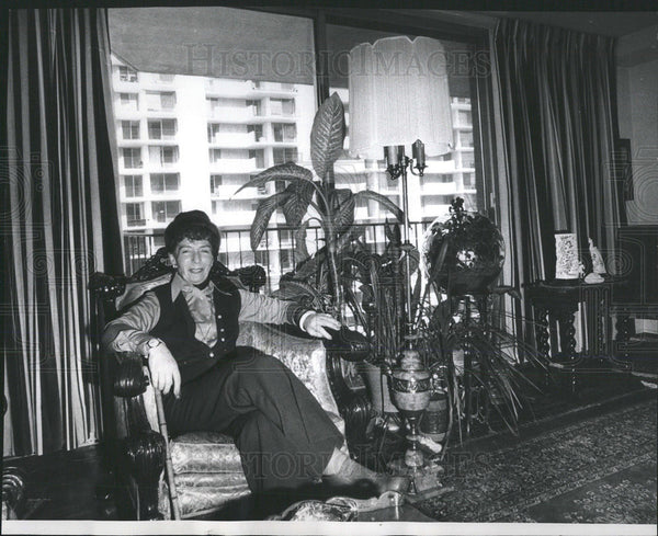 1977 Press Photo Mrs. Susan Ritter of Malibu High-Rise in Chicago, IL ...