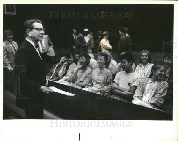 1987 Press Photo Senator Paul Simon Talks to Students at Dirksen Feder ...