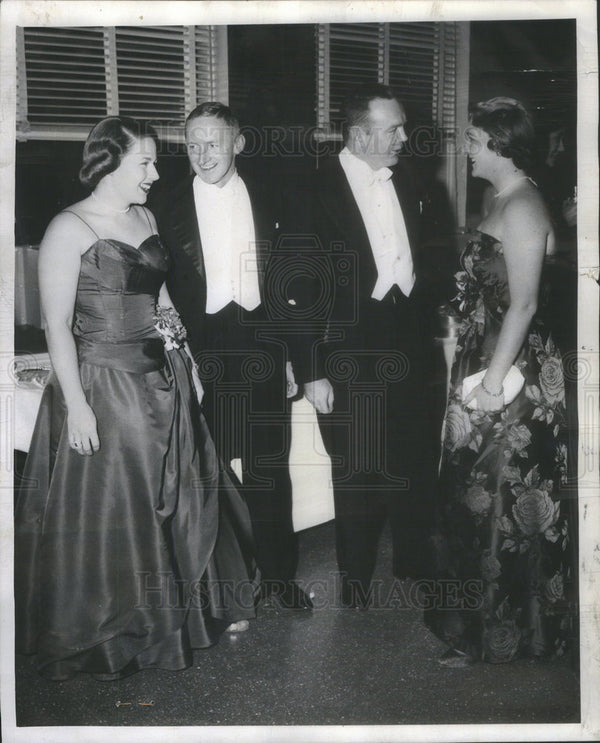 1958 Press Photo At Taverns Club Before The Ball Miss Anne Reynolds An ...