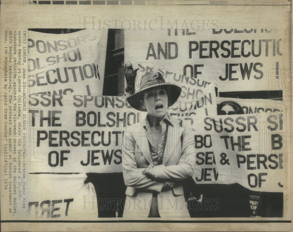 1974 Press Photo Actress Diana Rigg speaks Monday at London Coliseum ...
