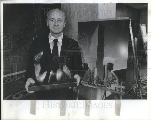 1982 Kevin Roche with the Pritzker Architecture Prize - Historic Images