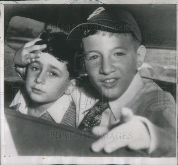 1953 Michael and Robert Rosenberg visit parents in prison - Historic Images