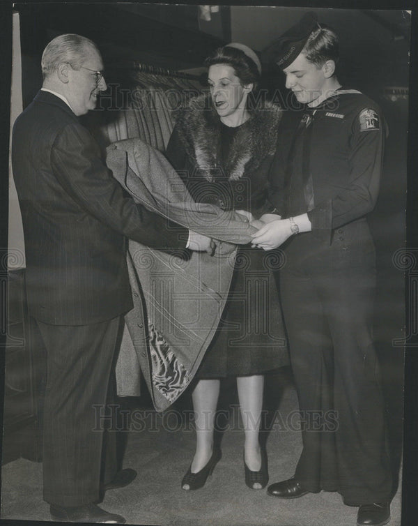 1944 Frank Cassey assists Gerald Haddon with the selection of suit ...