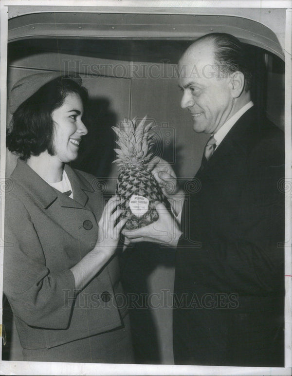 1966 Sol Polk Shows Marcia Goodman A Pineapple - Historic Images
