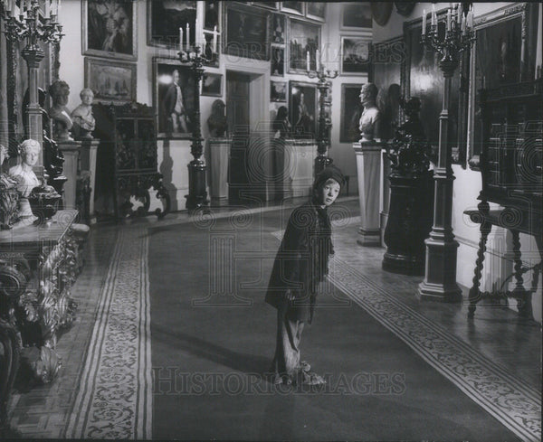 1975 Press Photo Andrew Ray Travels Through Castle Famed Foyer In The ...