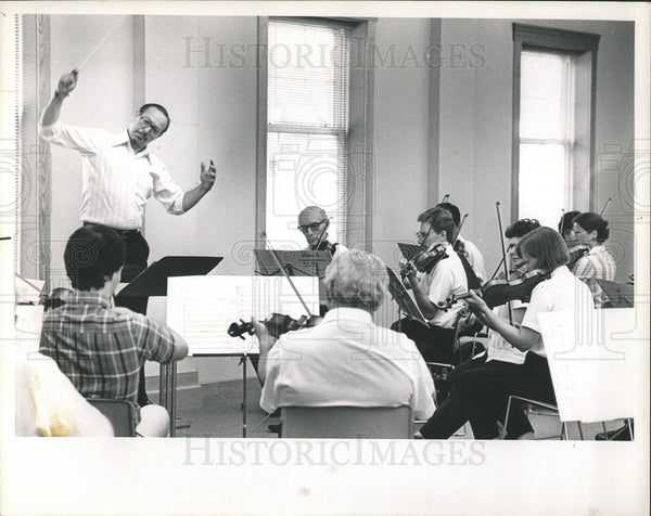 1988 Press Photo Larry Weintraub Conducts Park Ridge Symphony Orchestr ...