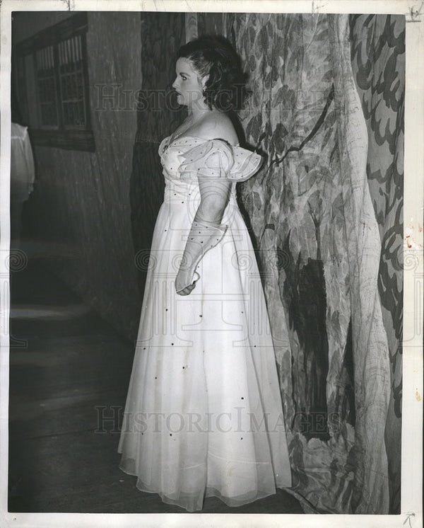 1946 Press Photo Anne McKnight Fashion Rhapsody - Historic Images