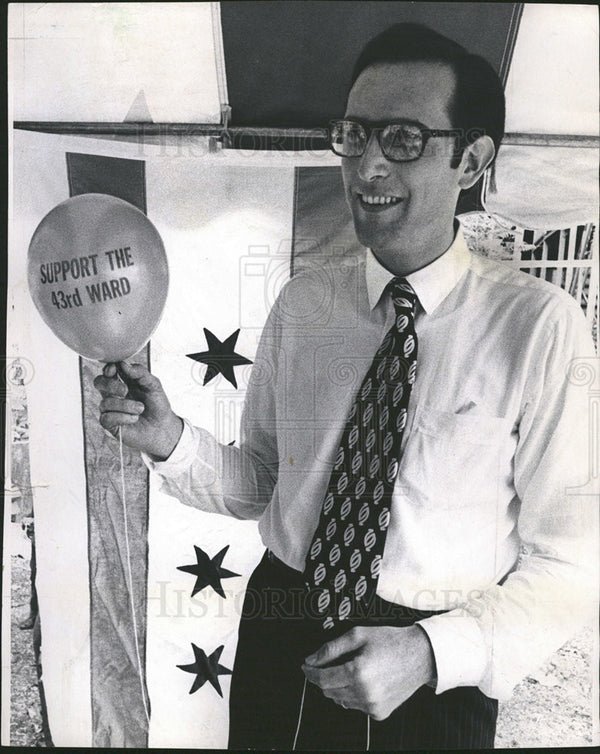 1971 Press Photo John Rockefeller IV lends support to the 43d ward ...