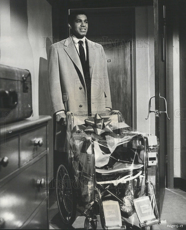 1967 Press Photo Ron Rich staring in "The Fortune Cookie" - Historic Images