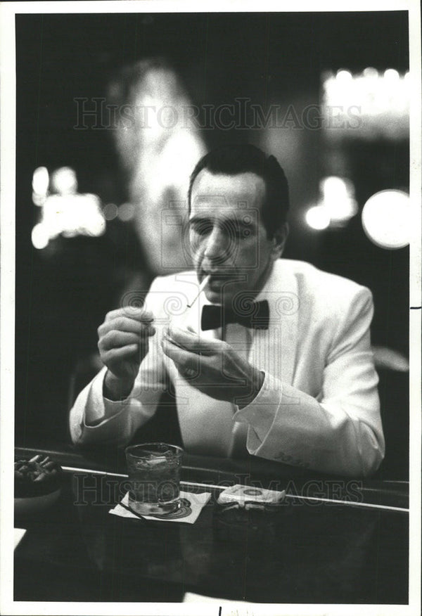 1977 Press Photo Robert Sacchi impersonates Humphrey Bogart - Historic ...