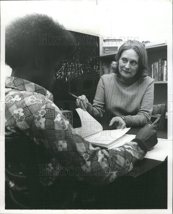 1975 Press Photo Ruth H. Robbins,reading servive director and student ...