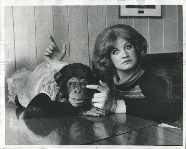1977 Press Photo Nancy del Corral Girl "Robot" Poses with Chimp "Hilde ...