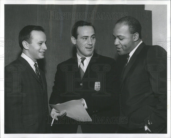 1965 Press Photo Lee Mandel Of Mandel Advertising Agency Plans Ball ...