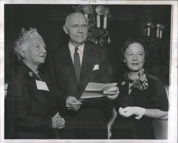 1958 Press Photo Fred M Naber and Mrs William G Caples confer on fund ...