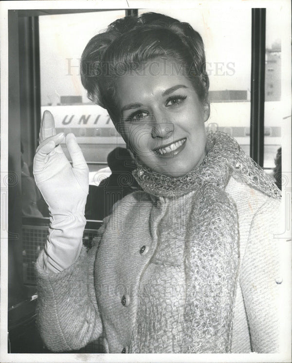 1967 Press Photo Miss Illinois Denise Rue at the airport heading to Lo ...