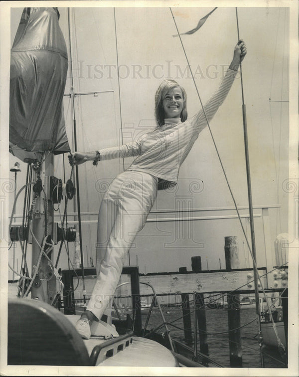 1965 Press Photo Deborah MacArthur aboard the "Claymore" - Historic Images
