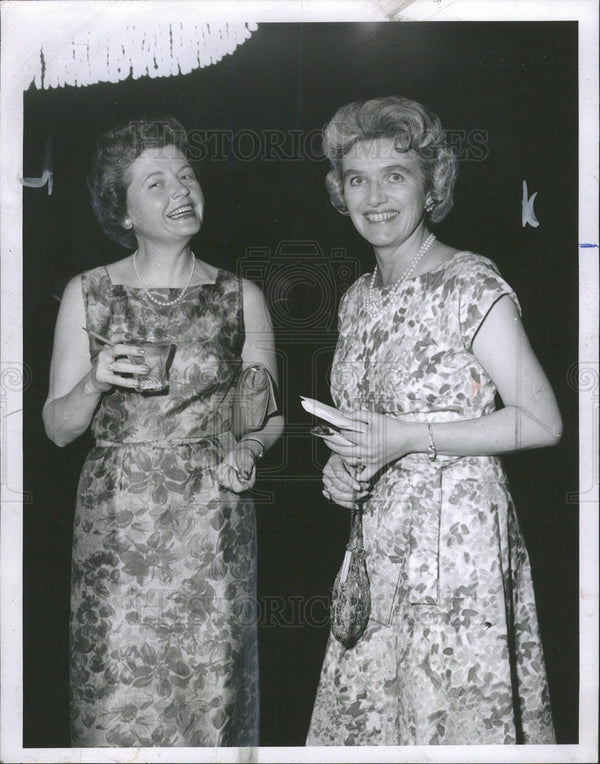 1961 Press Photo Mrs. Harold G. Laun (left) and Mrs. A. Loring Rowe ...