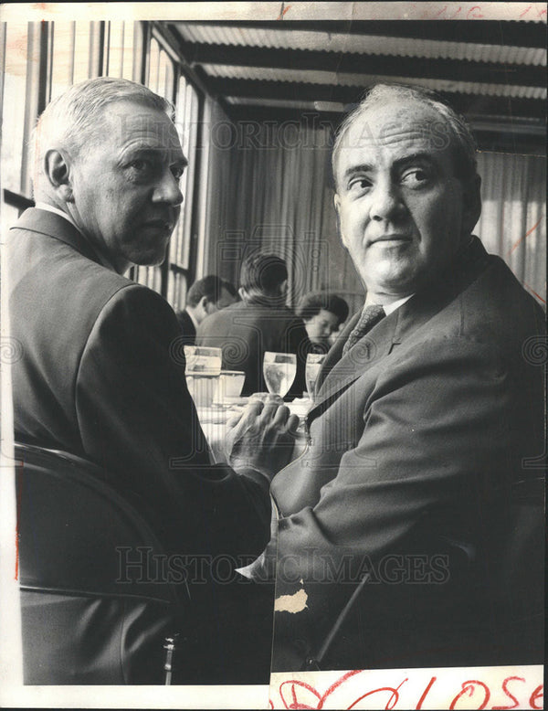 1965 Press Photo John Seibert Chf Draftsmn At Borg Warner Resrch/Richa ...