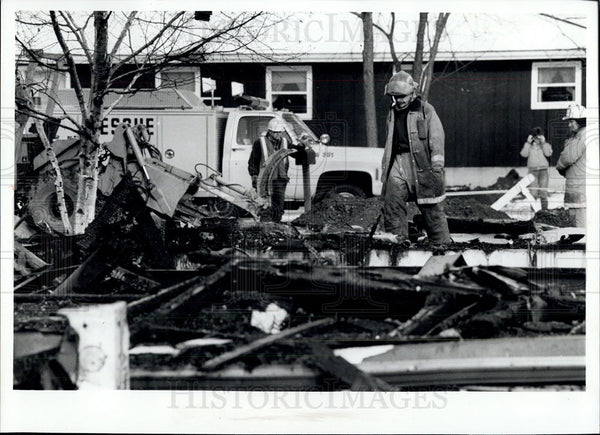 1989 Press Photo Fire Lt Pat Cook Surveys Explosion Damage, Chicago Ar ...