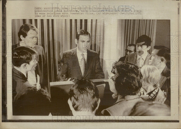 1971 Press Photo pres secy Ron Ziegler with reporters - Historic Images