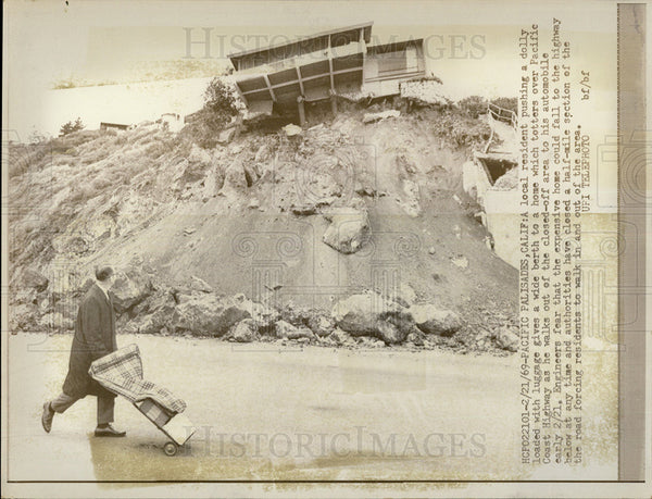 1969 Press Photo Home Tottering over Pacific Coast Highway, Pacific Pa ...