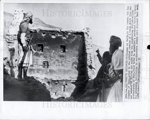 1957 Press Photo Tribesmen at Harib in Yemen and bombed house ...