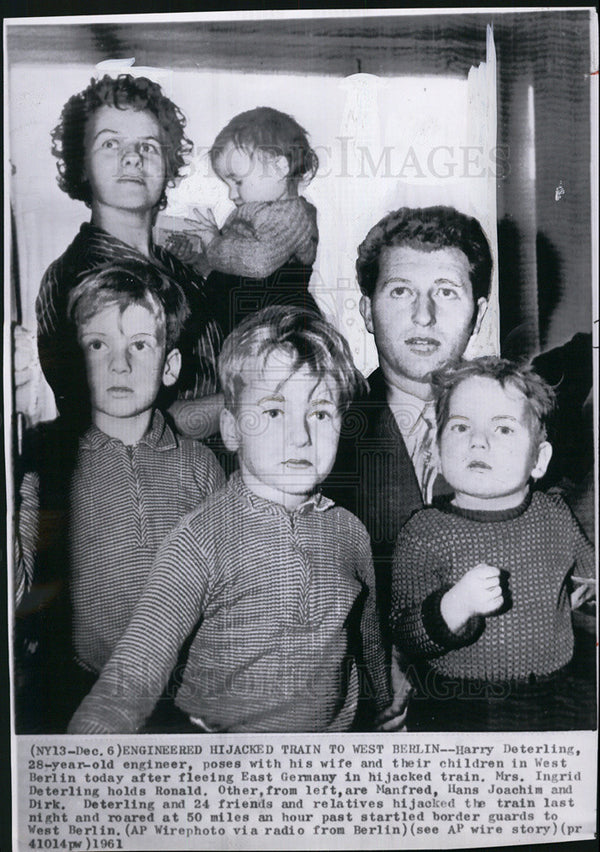 1961 Press Photo Harry Deterling engineer with wife and Children ...