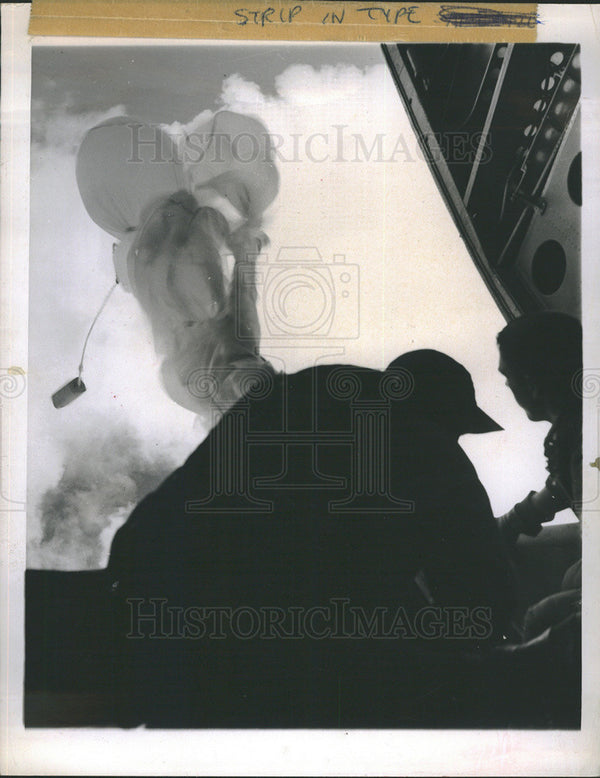 1960 Press Photo Simulated Discoverer capsule recovery by Air Force ...