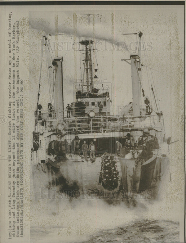 1975 Press Photo Soviet fishing trawler just bejond 12 mile limit at N ...