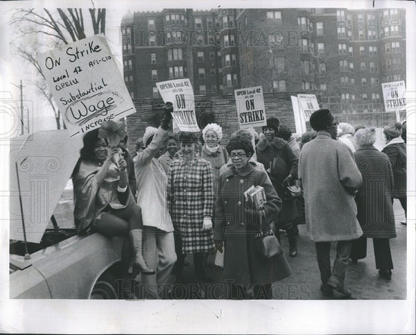 1971 Press Photo pickets Detroit strike Solidarity House secretarys ...