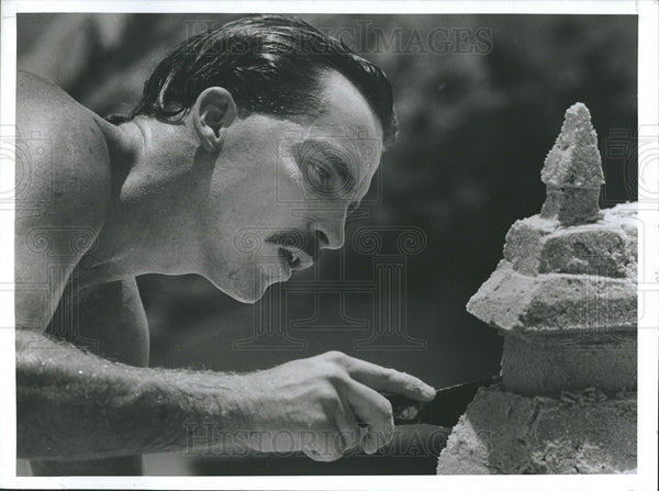 1990 Press Photo Mark Gaddis builds sand sculpture in Florida ...
