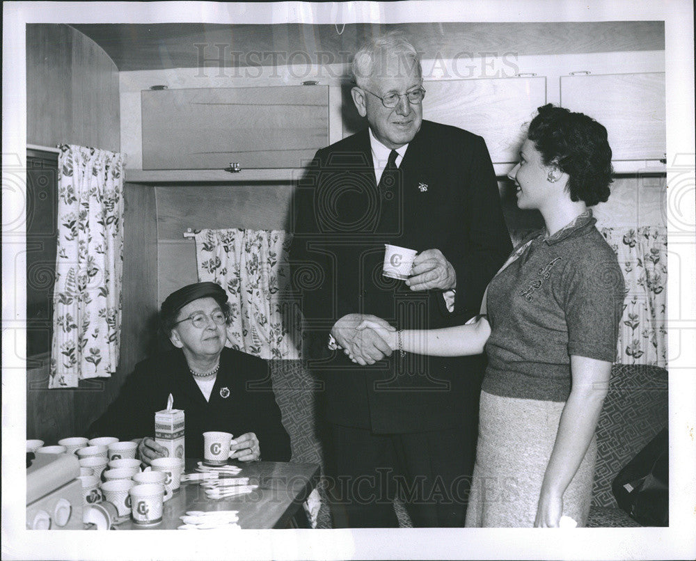 1956 Press Photo Mr Mrs George McKibbin Guest Alicia Robertson Traveli ...