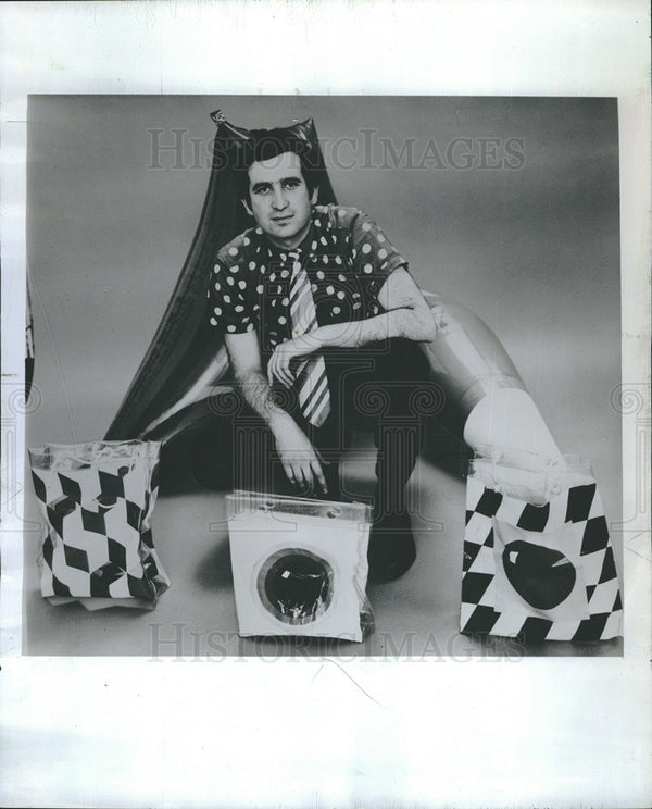 1966 Press Photo Philip Orenstein New Tote Bags Decorated By Name Arti ...