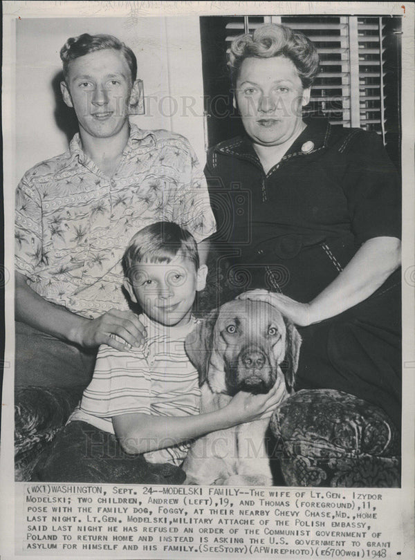 1948 Press Photo Wife of Lt. Gen. Izydor Modelski, sons, Andrew and Th ...