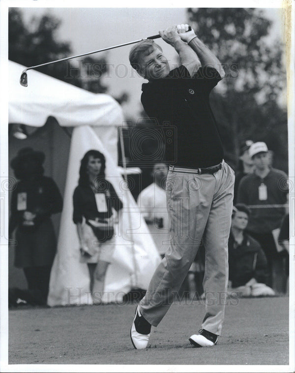 1993 Press Photo Dan Quayle playing a game of golf - Historic Images