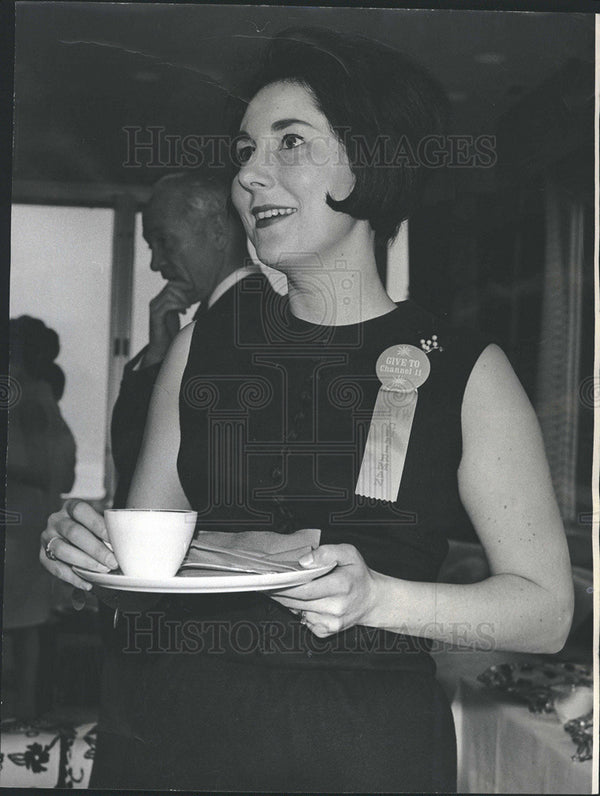 1966 Press Photo WTTW Fundraising Party Volunteer Mrs James O'Riley Ho ...