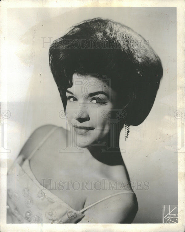 1965 Press Photo Betty Olinger Singer Consort Continental Plaza Perfor ...