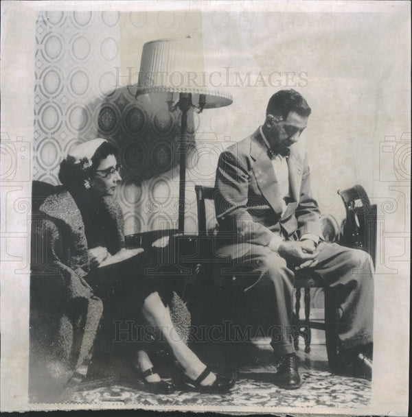 1958 Press Photo Mr. and Mrs. Michael Ridolph wait to identify daughte ...
