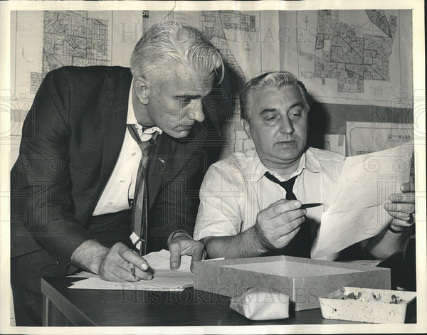 1966 Press Photo Pucinski Brothers Discuss Business - Historic Images