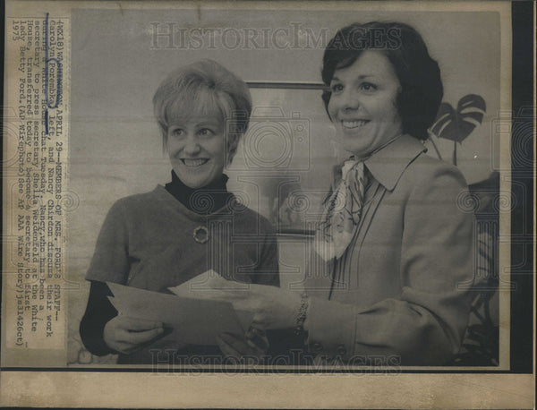1975 Press Photo Carolyn Porembka & Nancy Chirdon at White House ...