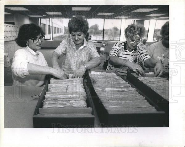 1989 Press Photo Aurelia Pucinski, helps file the pending cases ...