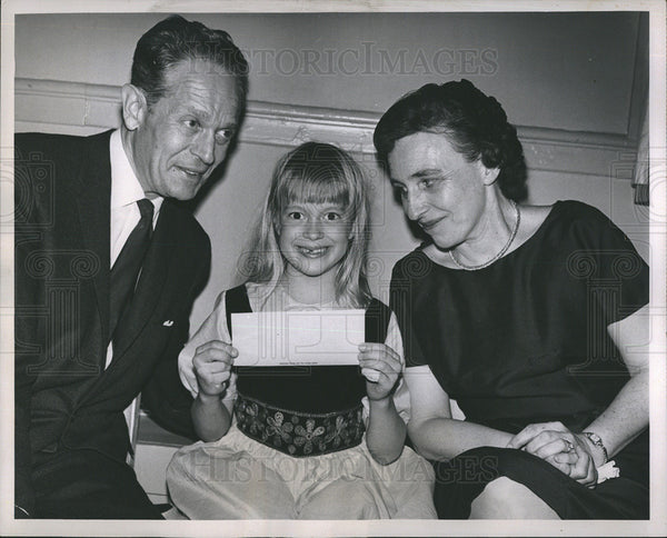 1963 Press Photo Katherine Darling beams over a $2,500 check - Historic ...