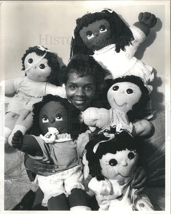 1985 Press Photo Toya Thomas and Five of the Dolls She Makes - Historic ...