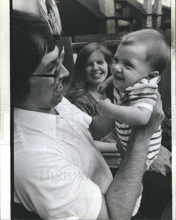 1982 Press Photo Kerry Friend Lifted Son Jonathan Survived Operation ...