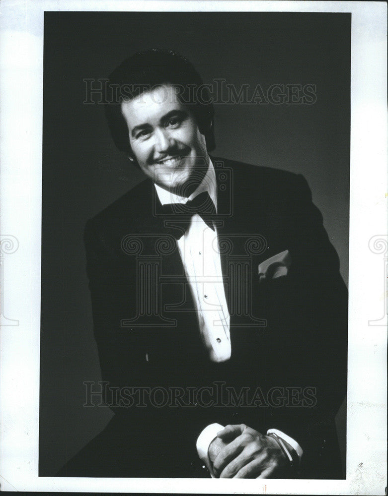 Press Photo Charming Wayne Newton In Tux With His Hands Clasped Togeth ...