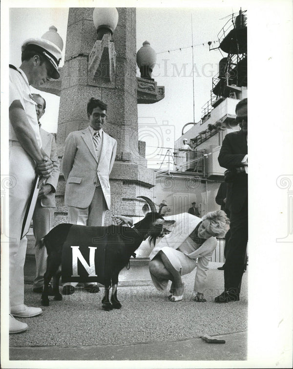 1982 Press Photo Mayor Byrne Receives Navy Mascot Goat From P.V. Murph ...