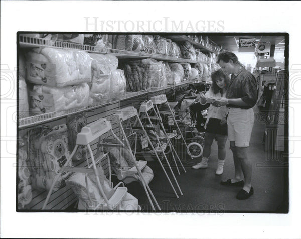 1993 Press Photo Mike and Joleen start shopping for their soon triplet ...